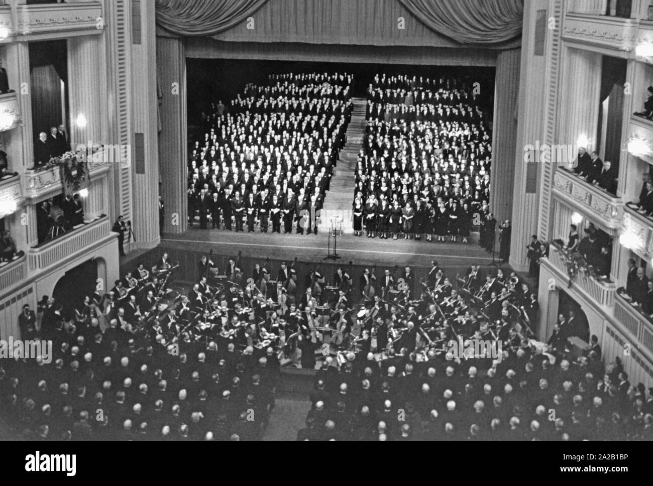 View of the fully occupied Vienna State Opera on the evening of the ...