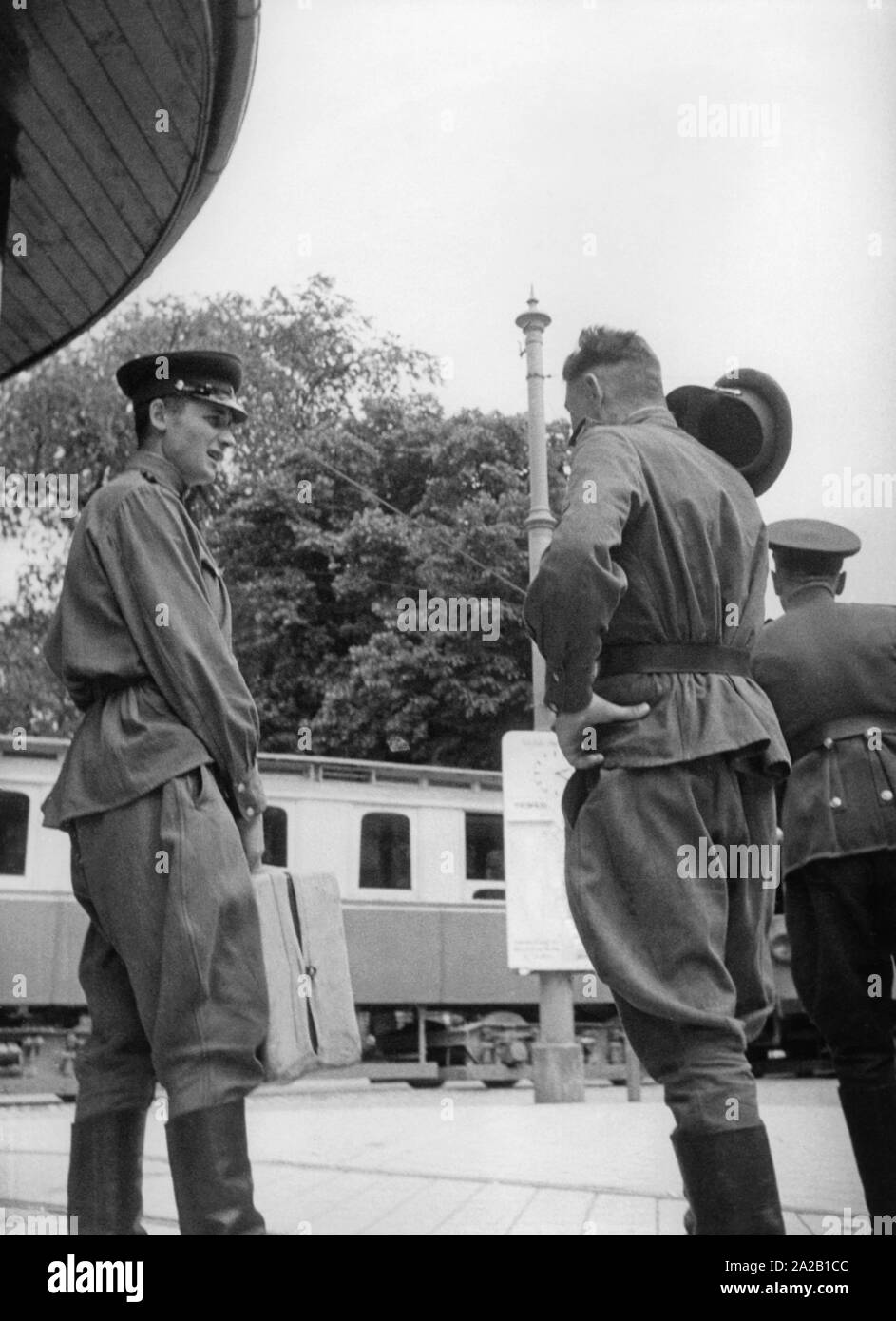 Railway station 1950s hi-res stock photography and images - Alamy