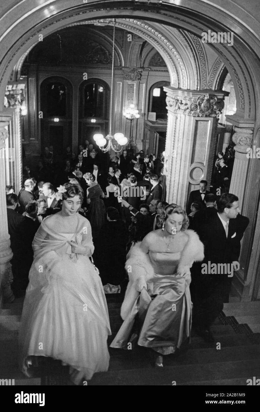 Vienna state opera 1955 hi-res stock photography and images - Alamy