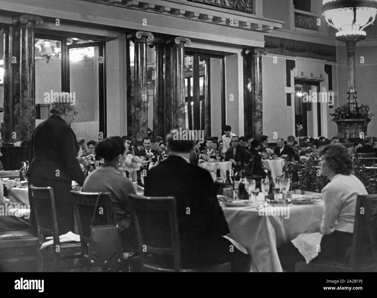 1950s restaurant hi-res stock photography and images - Alamy