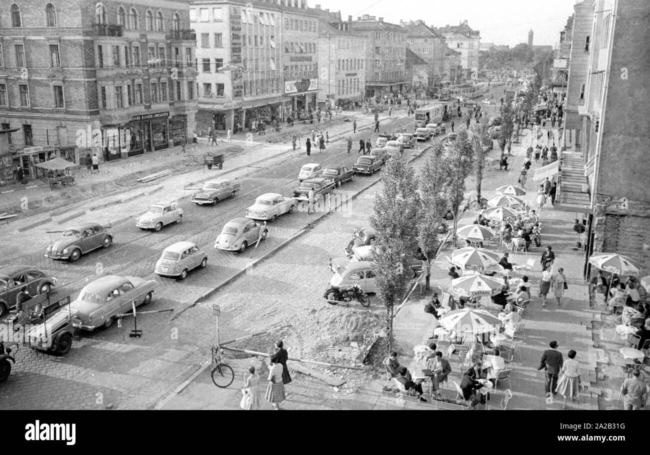 View of the Leopoldstrasse in Munich. The picture shows the traffic on ...