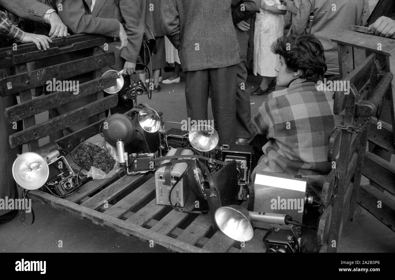 Photographers waiting for the arrival of Ingrid Bergman at the Munich ...