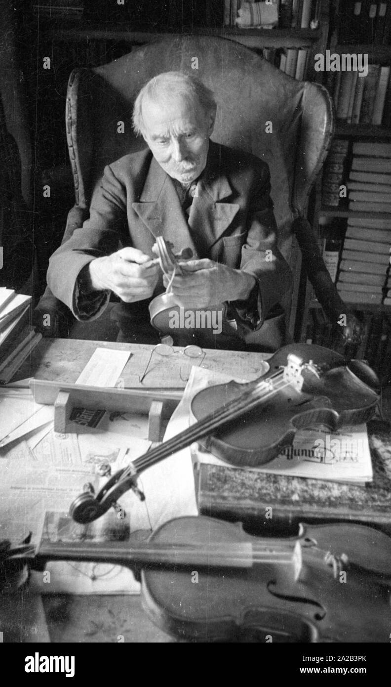 The picture shows the farmer Pastaetter from Arnolding, who builds and ...