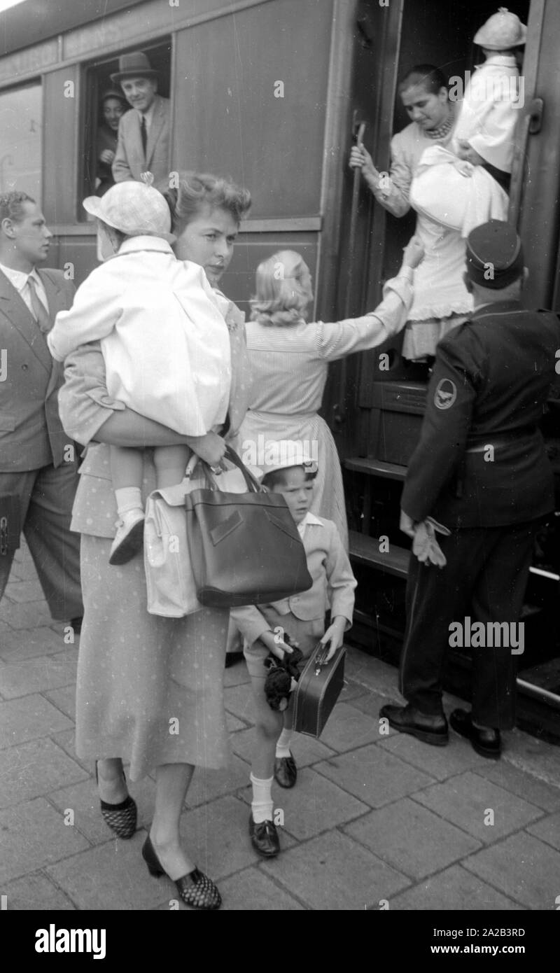 Arrival of Ingrid Bergman, her husband Roberto Rosselini and their ...