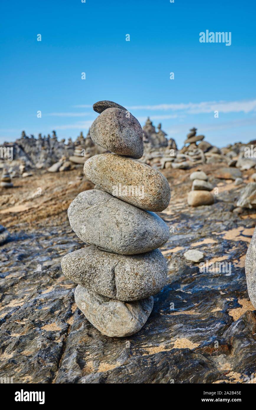 Rock cairns stacked beach hi-res stock photography and images - Alamy