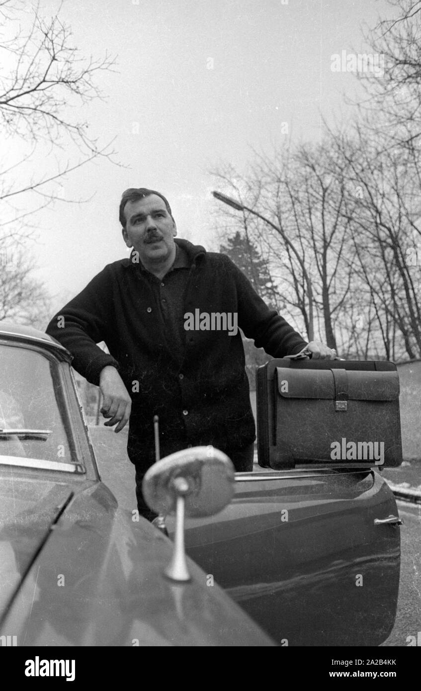Actor Bernhard Wicki on his way to his sports car (Mercedes). He has a ...