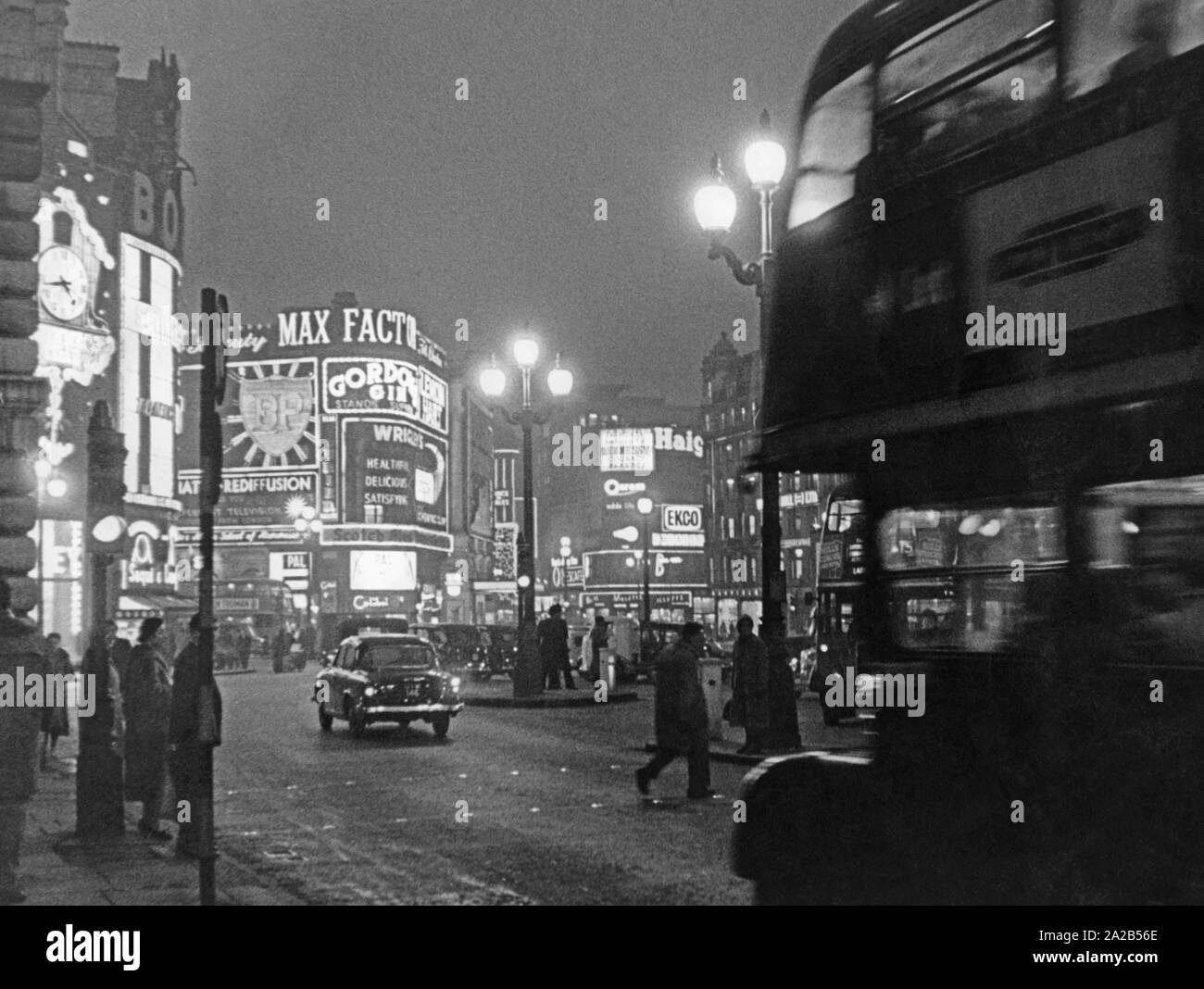 1950s london road hi-res stock photography and images - Alamy