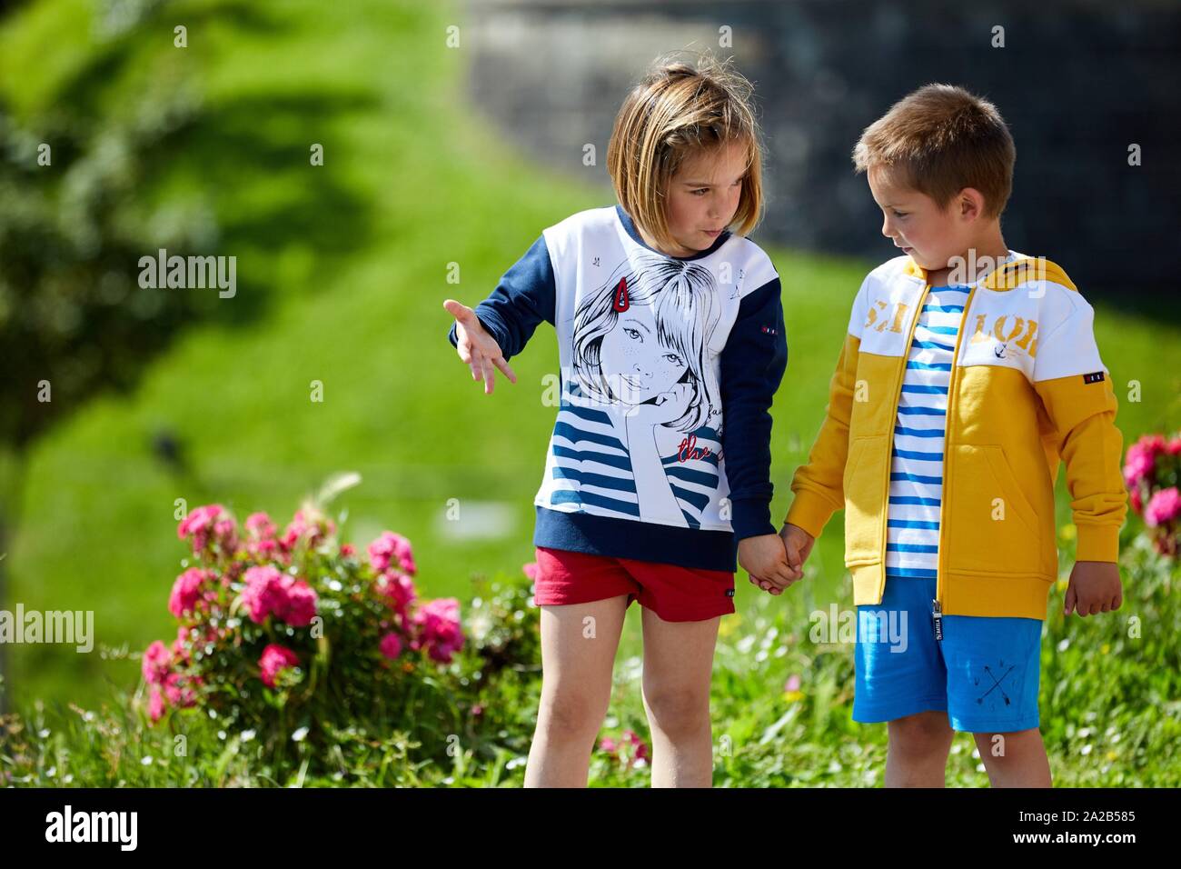Children holding hands boy and girl hi-res stock photography and images ...