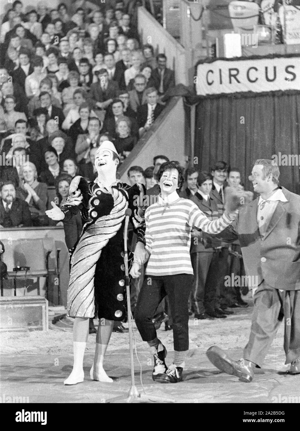 Circus show clowns audience hi-res stock photography and images - Alamy