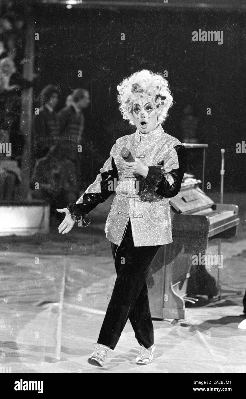 A woman performs as a singing clown, presumably Inge Meysel in the ...