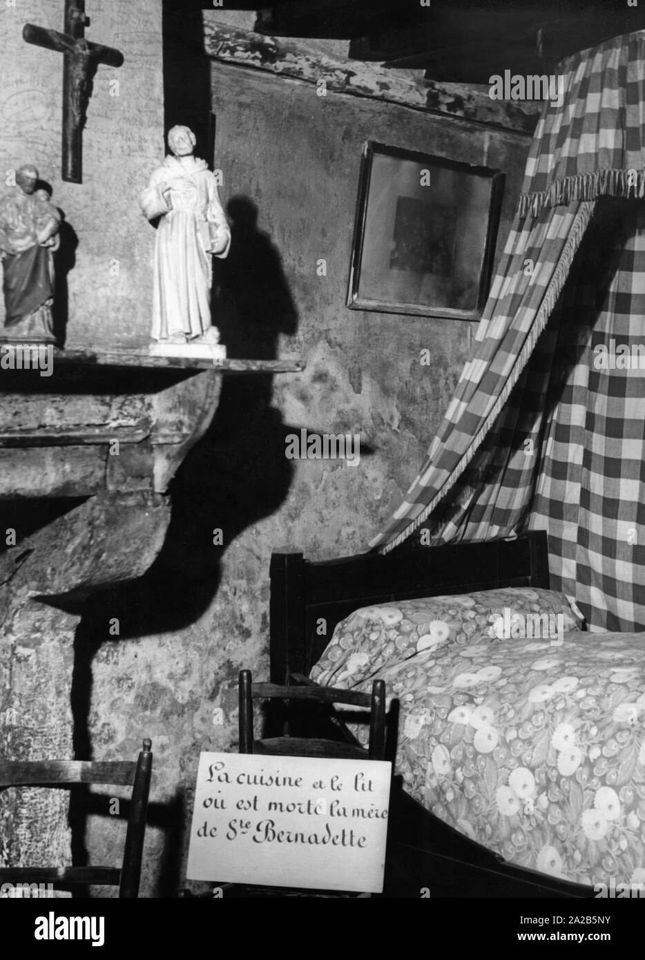 Death bed 1950s Black and White Stock Photos & Images - Alamy