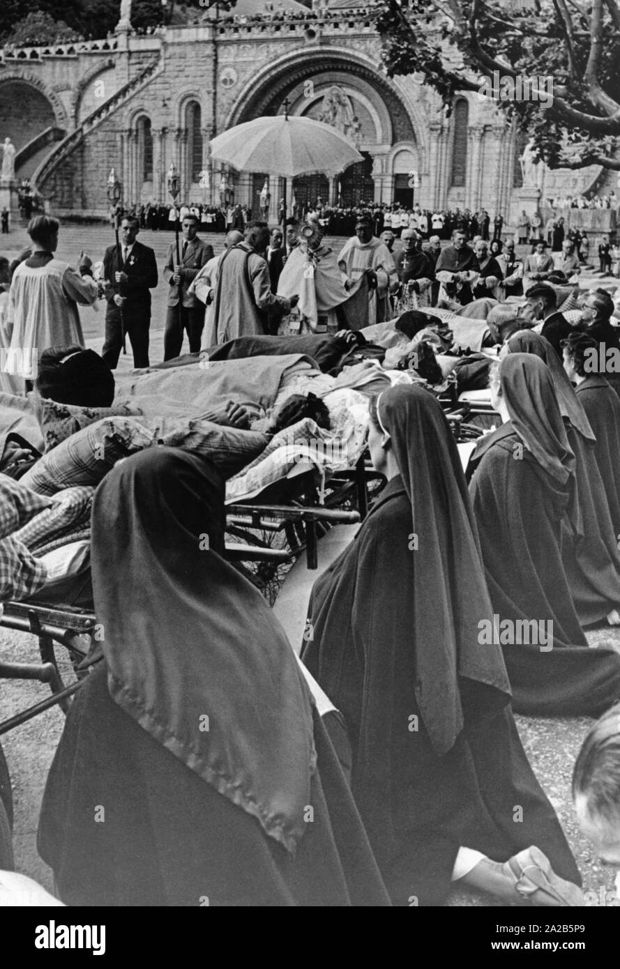 1950s catholic nuns hi-res stock photography and images - Alamy