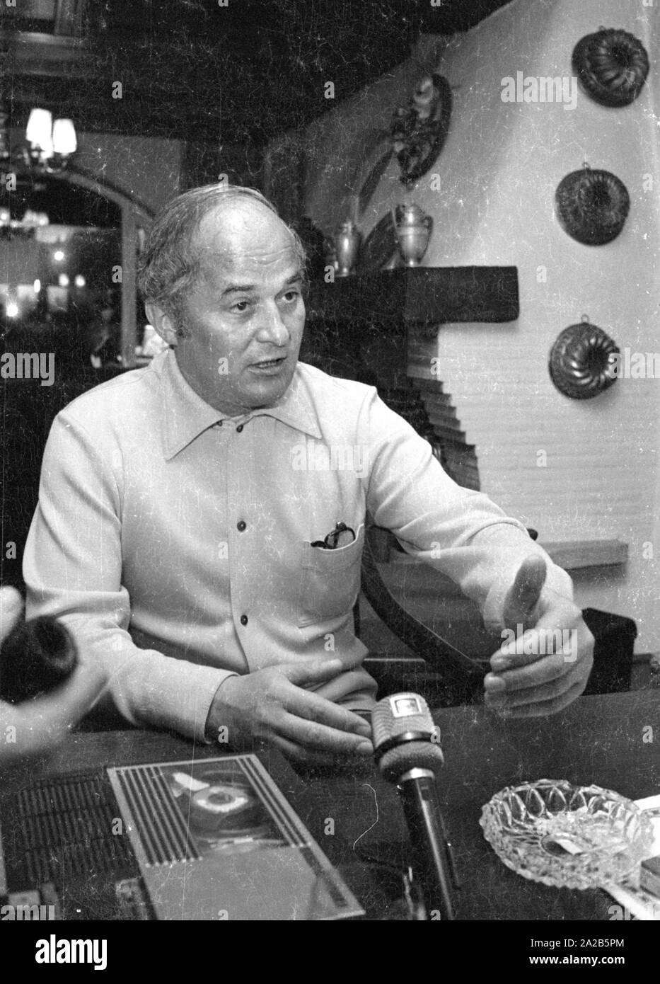 Tape recorder 1970s microphone hi-res stock photography and images - Alamy