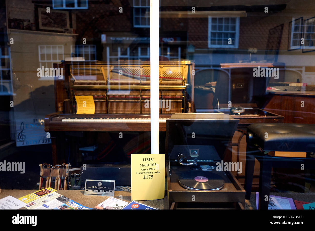 Piano shop hi-res stock photography and images - Alamy