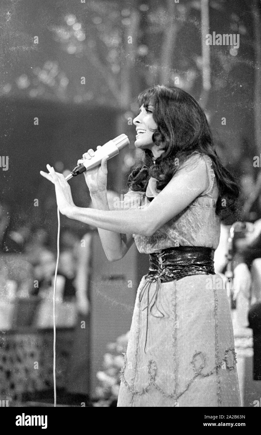 70s singer singing hi-res stock photography and images - Alamy