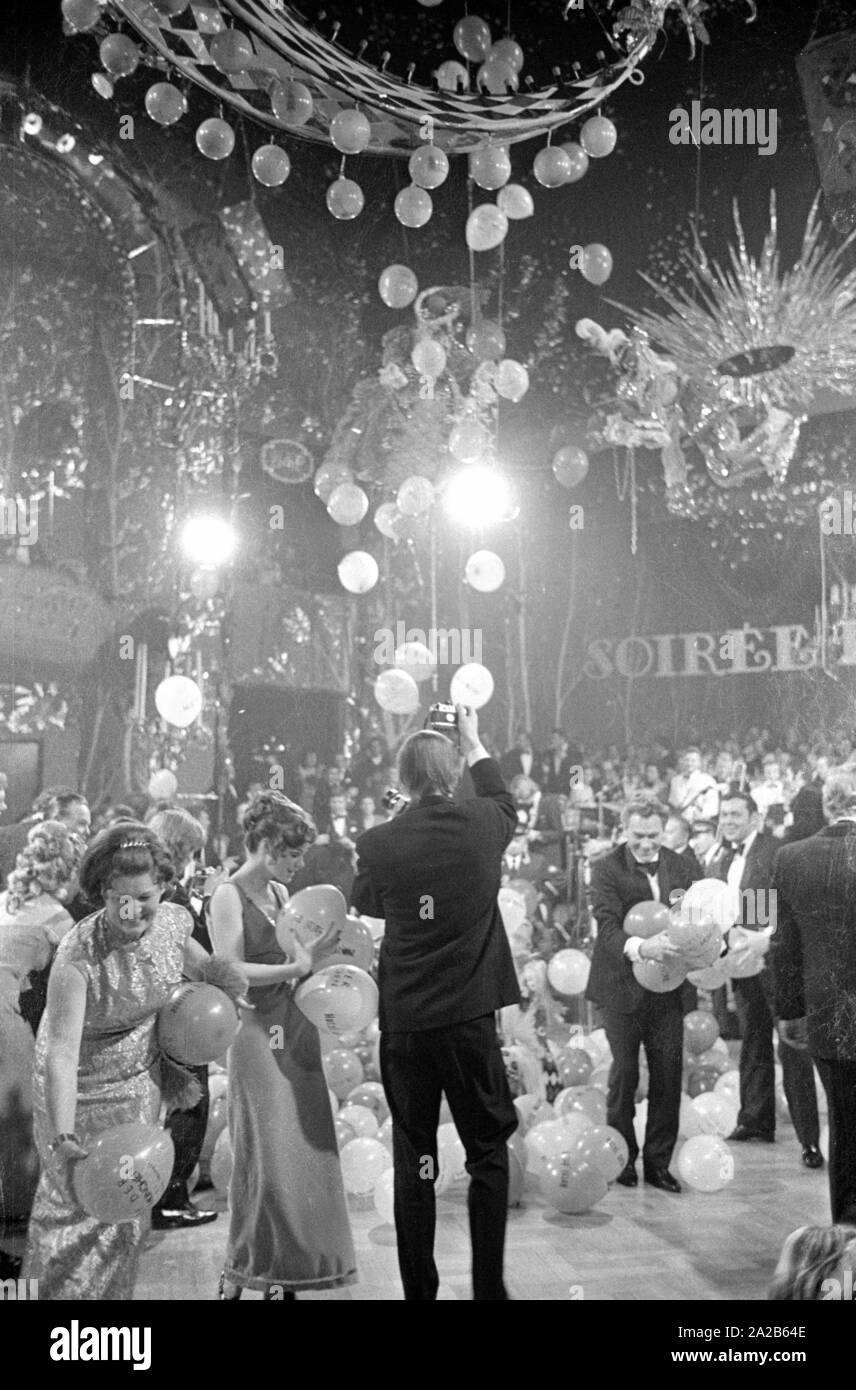 Guests of the Film Ball Munich have fun in a sea of balloons. Some let ...