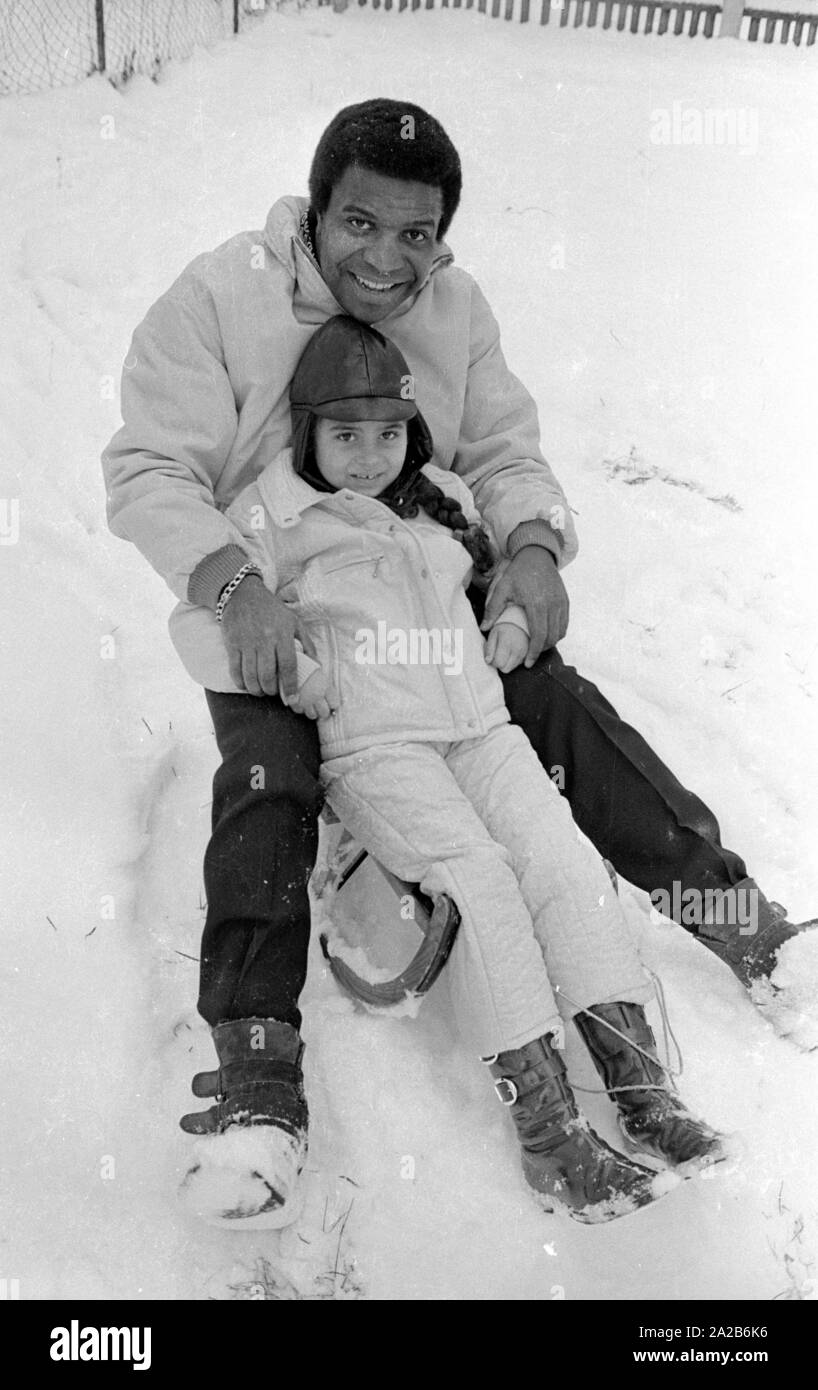 Roberto Blanco plays in the snow with his daughter Mercedes and a sled ...
