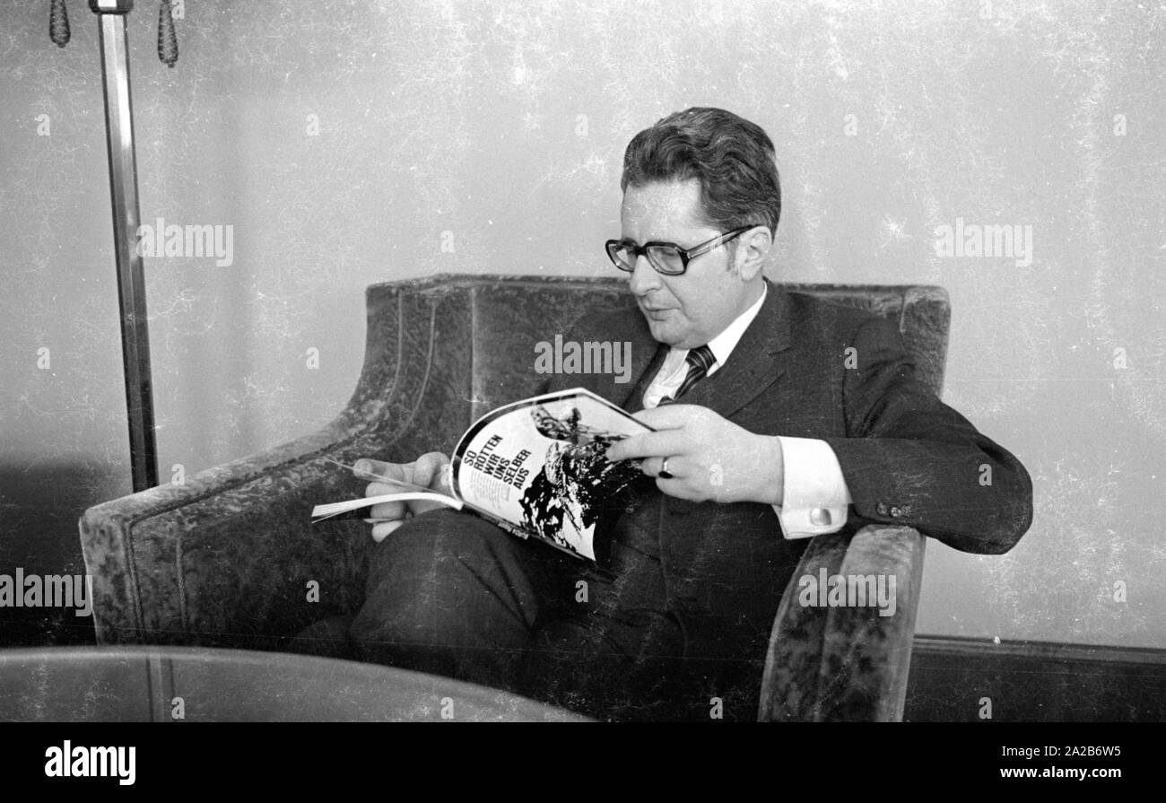 Celebrity interview 1970s hi-res stock photography and images - Alamy