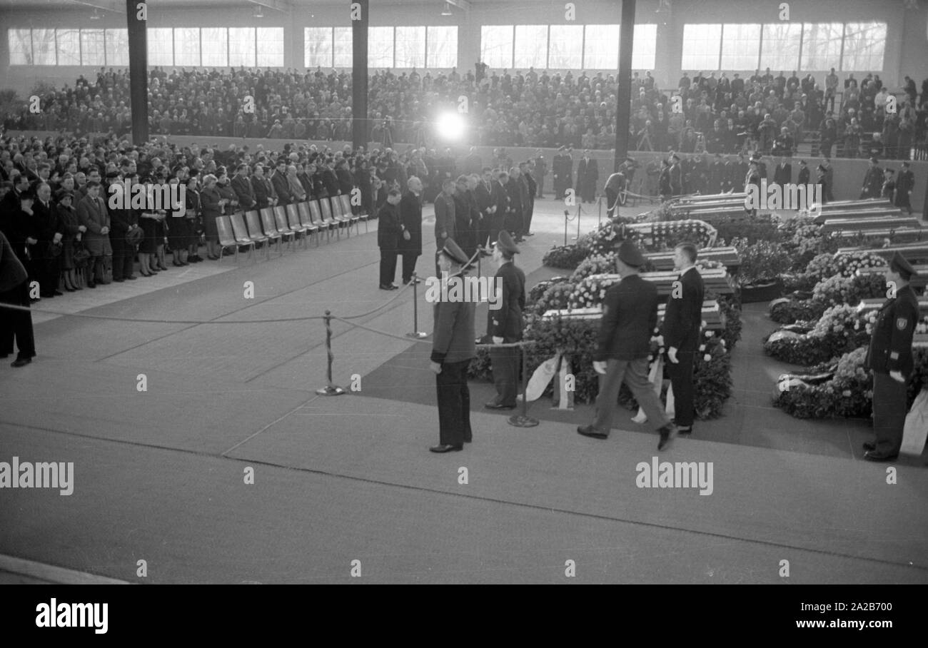 People commemorate the victims of the 1960 Munich plane crash. On ...