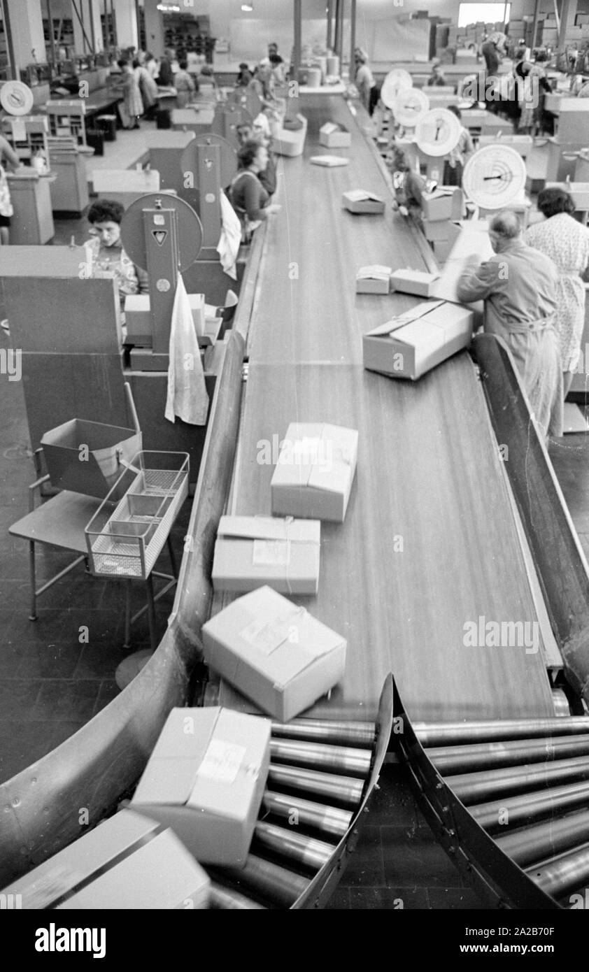 Shipping center of the mail-order company Quelle in Nuremberg, parcels ...