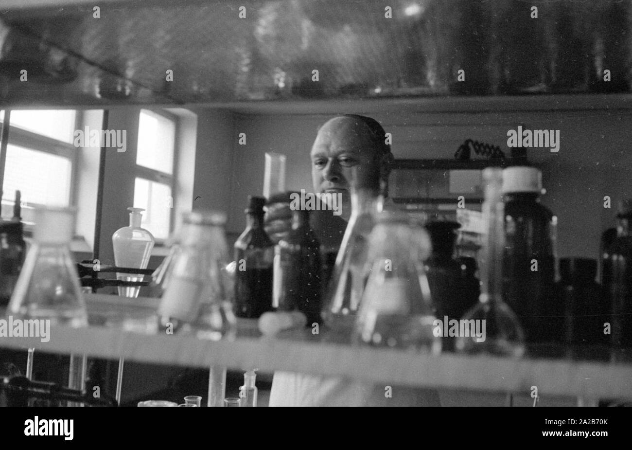 1960 laboratory hi-res stock photography and images - Alamy