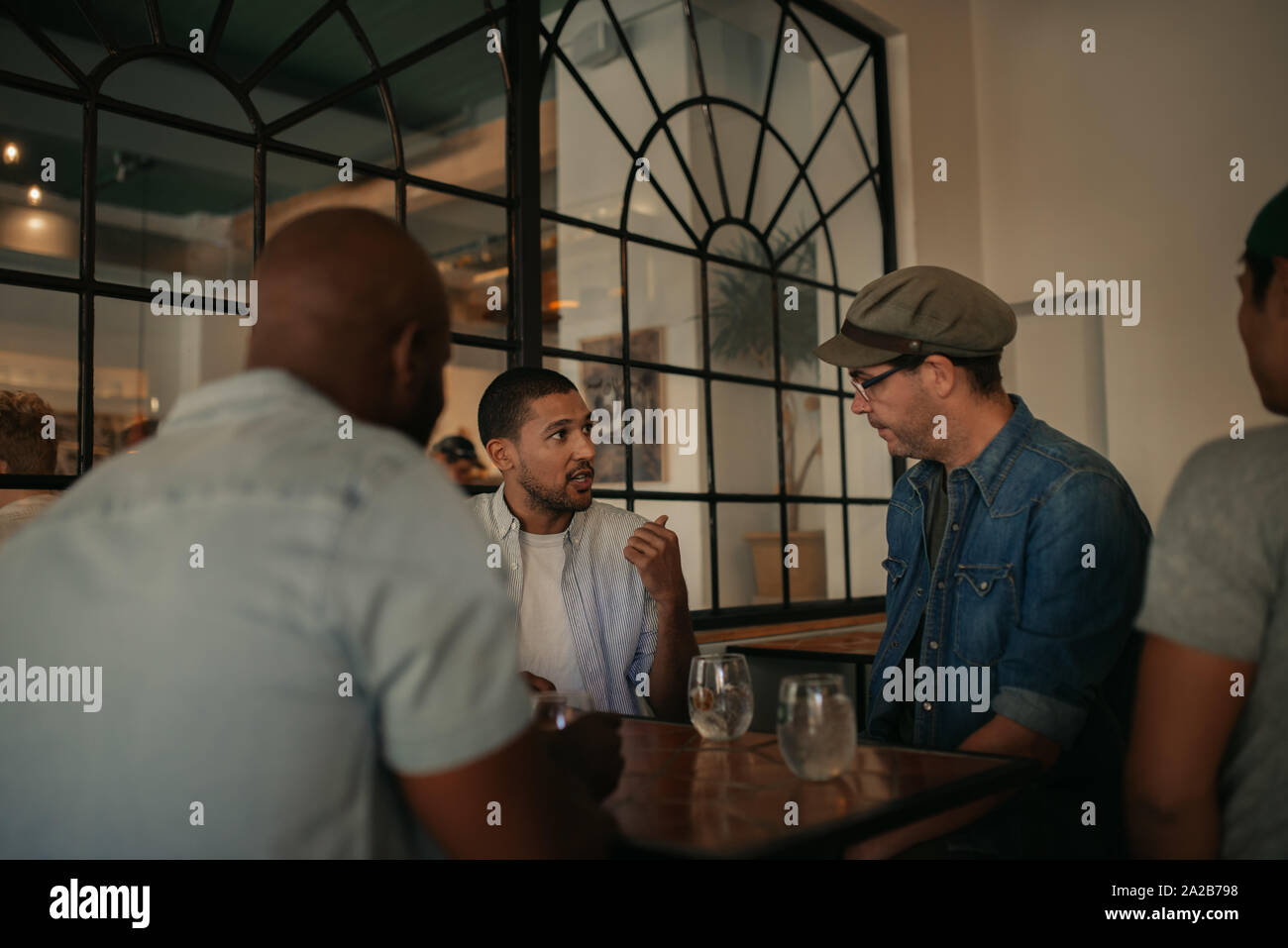 Guys hanging out hi-res stock photography and images - Alamy