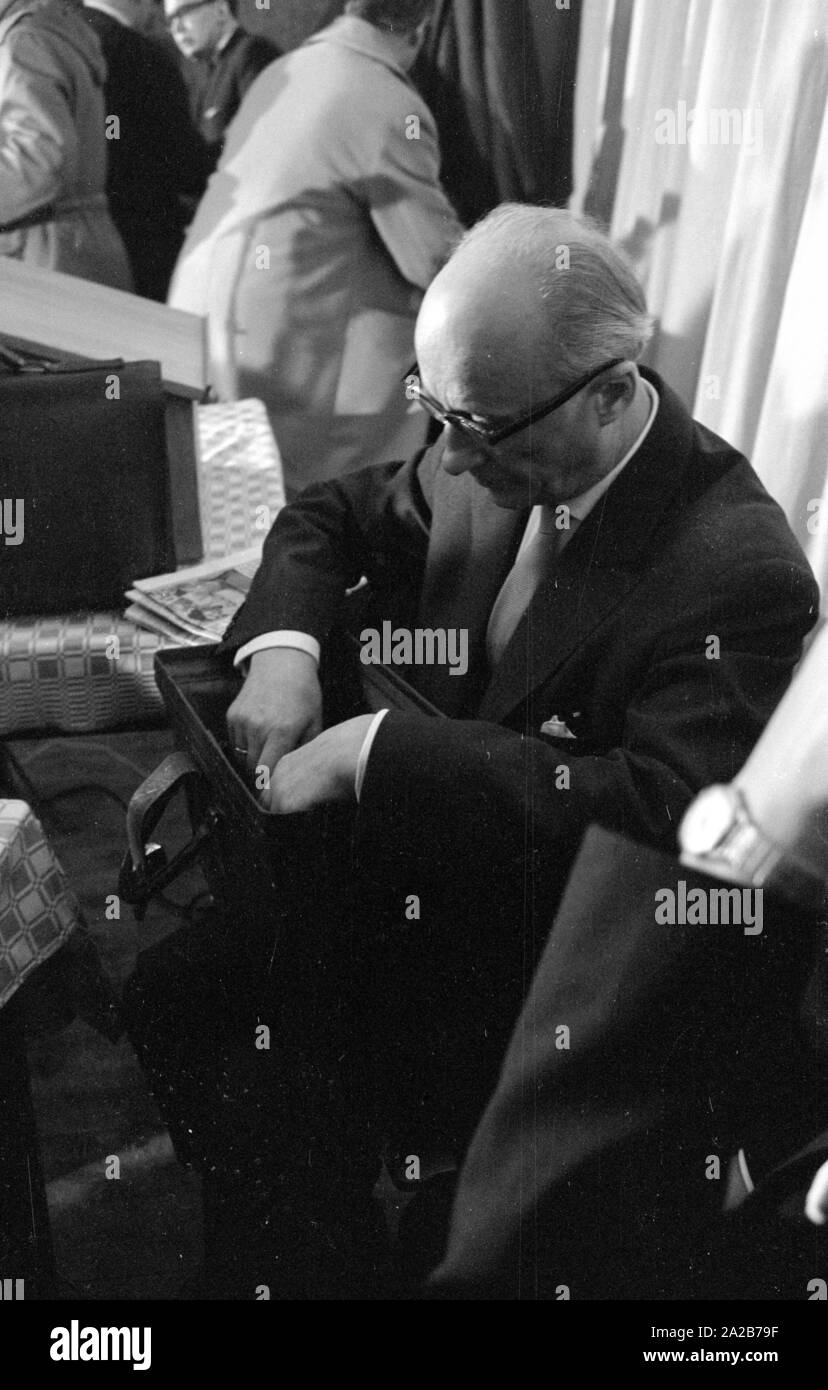People's Chamber President Johannes Dieckmann before his speech to ...