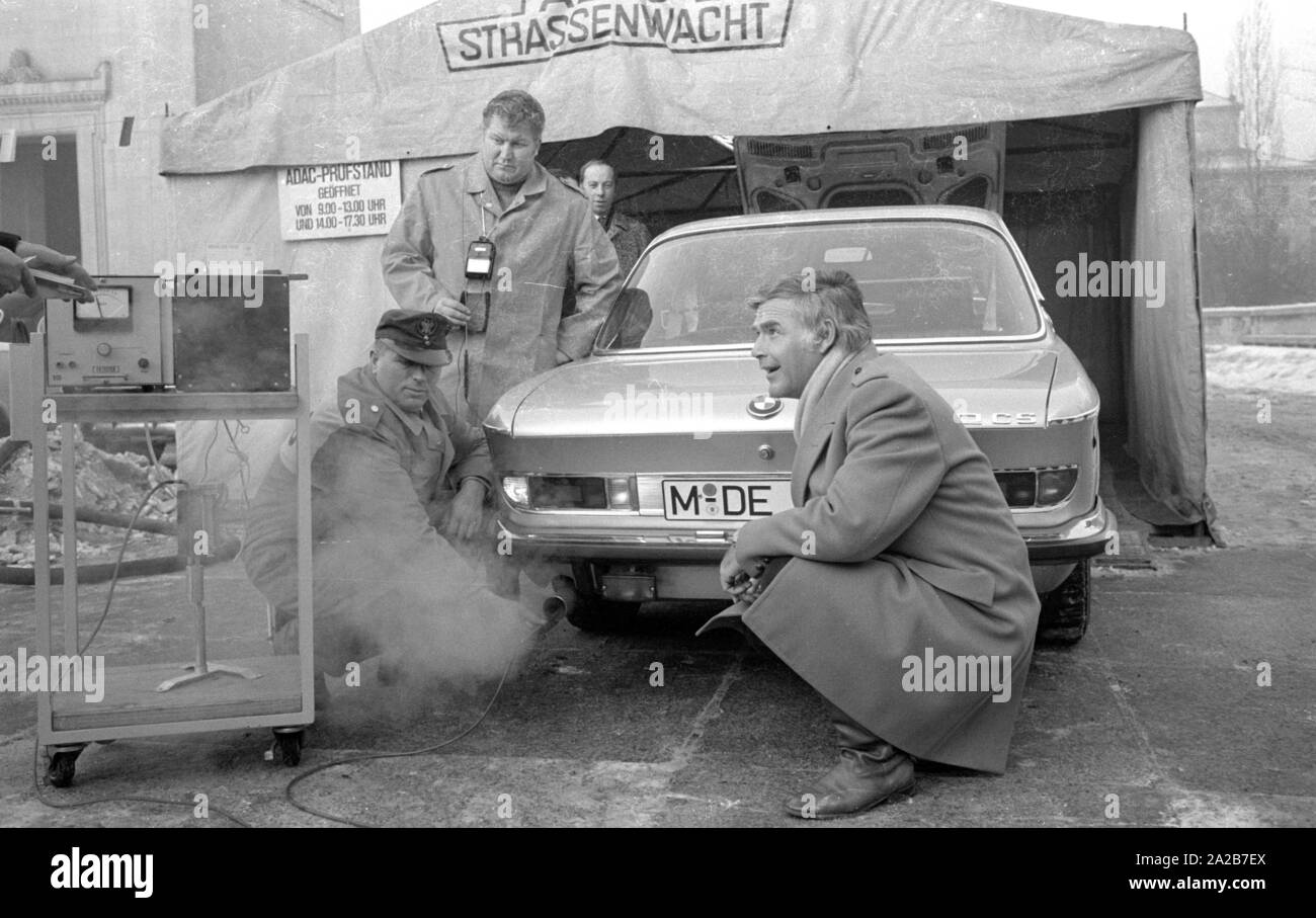 In a squatting position hi-res stock photography and images - Alamy