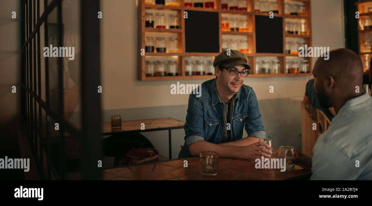 Talking over drinks in bar hi-res stock photography and images - Alamy