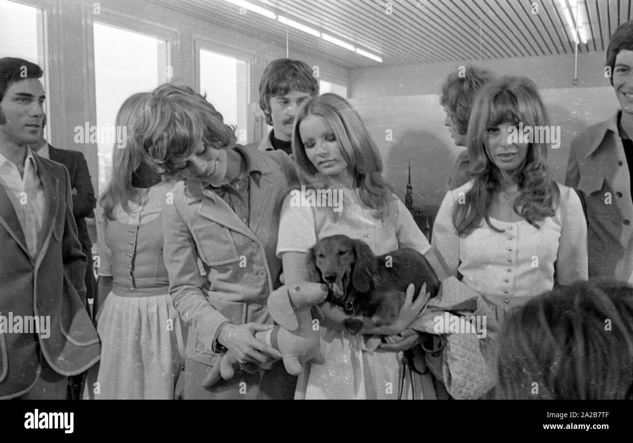 Photo session with fair hostesses and the Olympic mascot "Waldi" on the ...