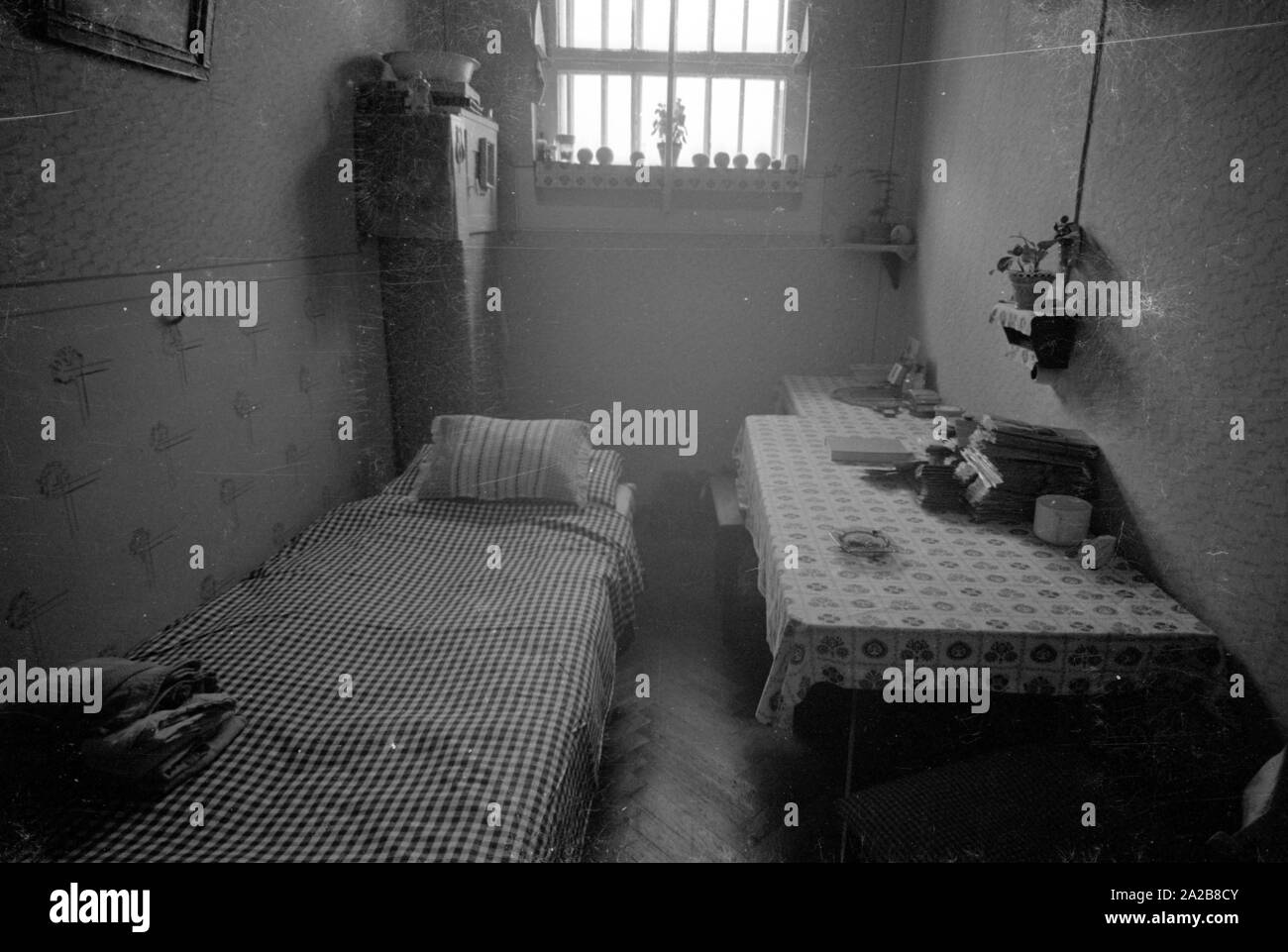 Single cell in detention hi-res stock photography and images - Alamy