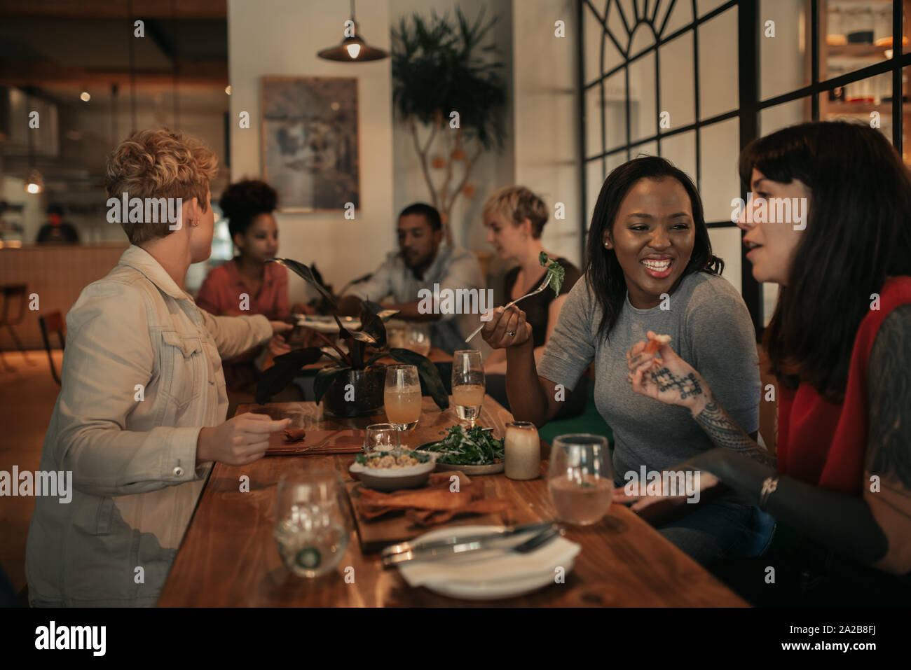 Friends sharing hi-res stock photography and images - Alamy