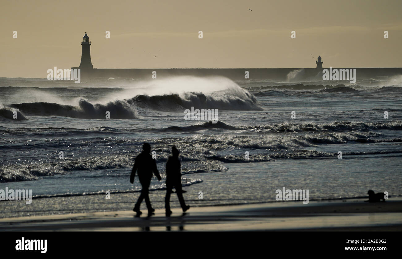 Waves crashing along the sea front on Tynemouth beach Stock Photo - Alamy