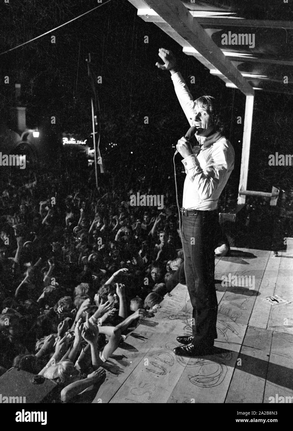 1970s concert audience hi-res stock photography and images - Alamy