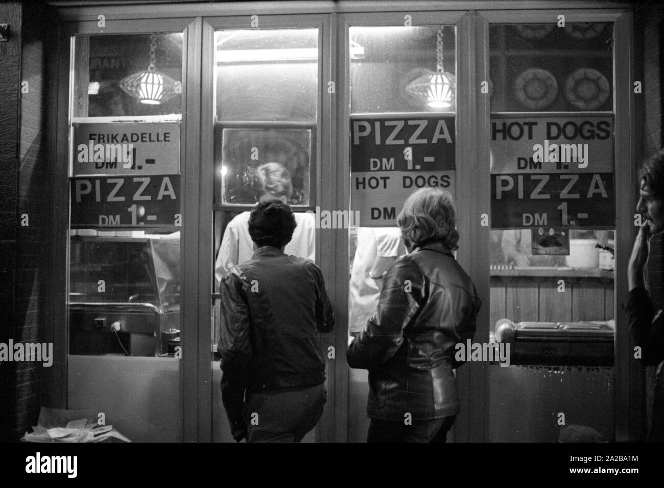 This pizza parlor sells pizza even at night Stock Photo - Alamy