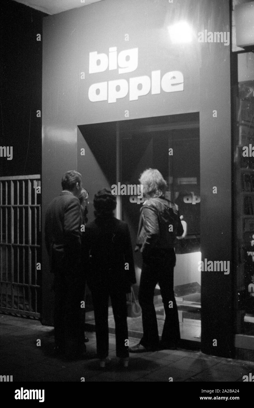 Entrance to the cellar bar "Big Apple" in the Leopoldstrasse Stock ...