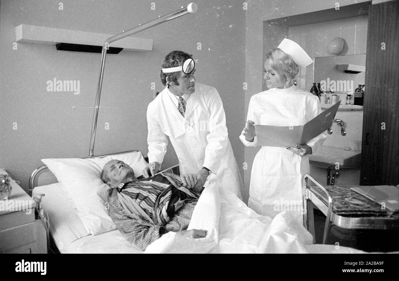 Nurse and patient hospital bed Black and White Stock Photos & Images ...
