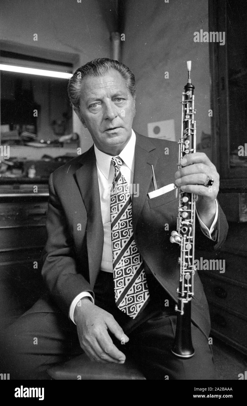 Oboe instrument hi-res stock photography and images - Alamy