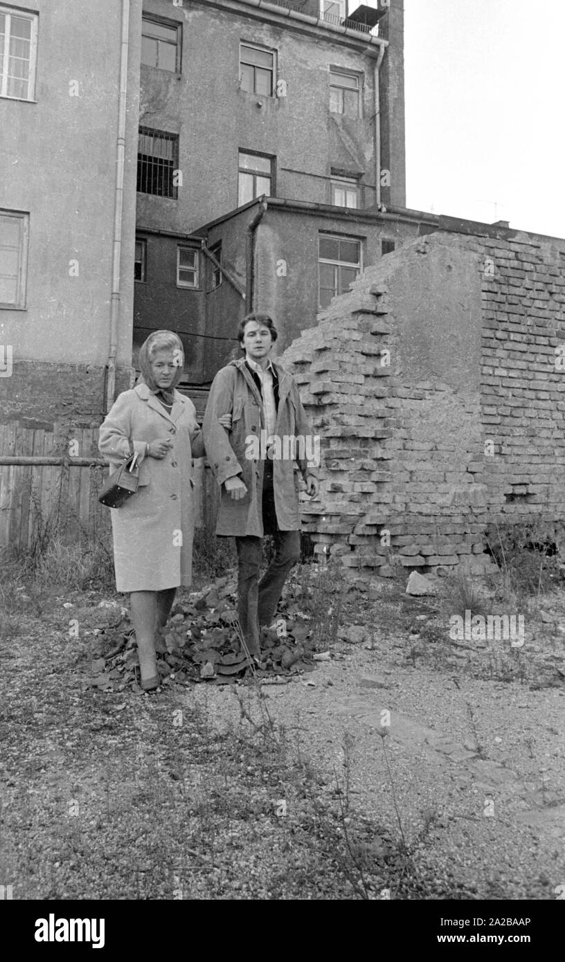 Man woman walk young Black and White Stock Photos & Images - Alamy