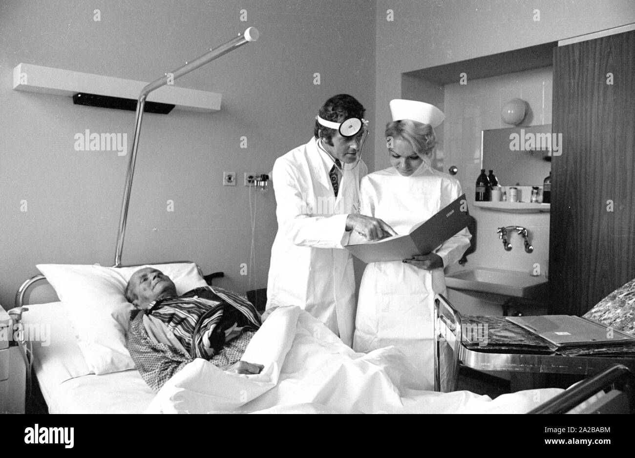 Doctor and nurse treat a patient together Stock Photo - Alamy