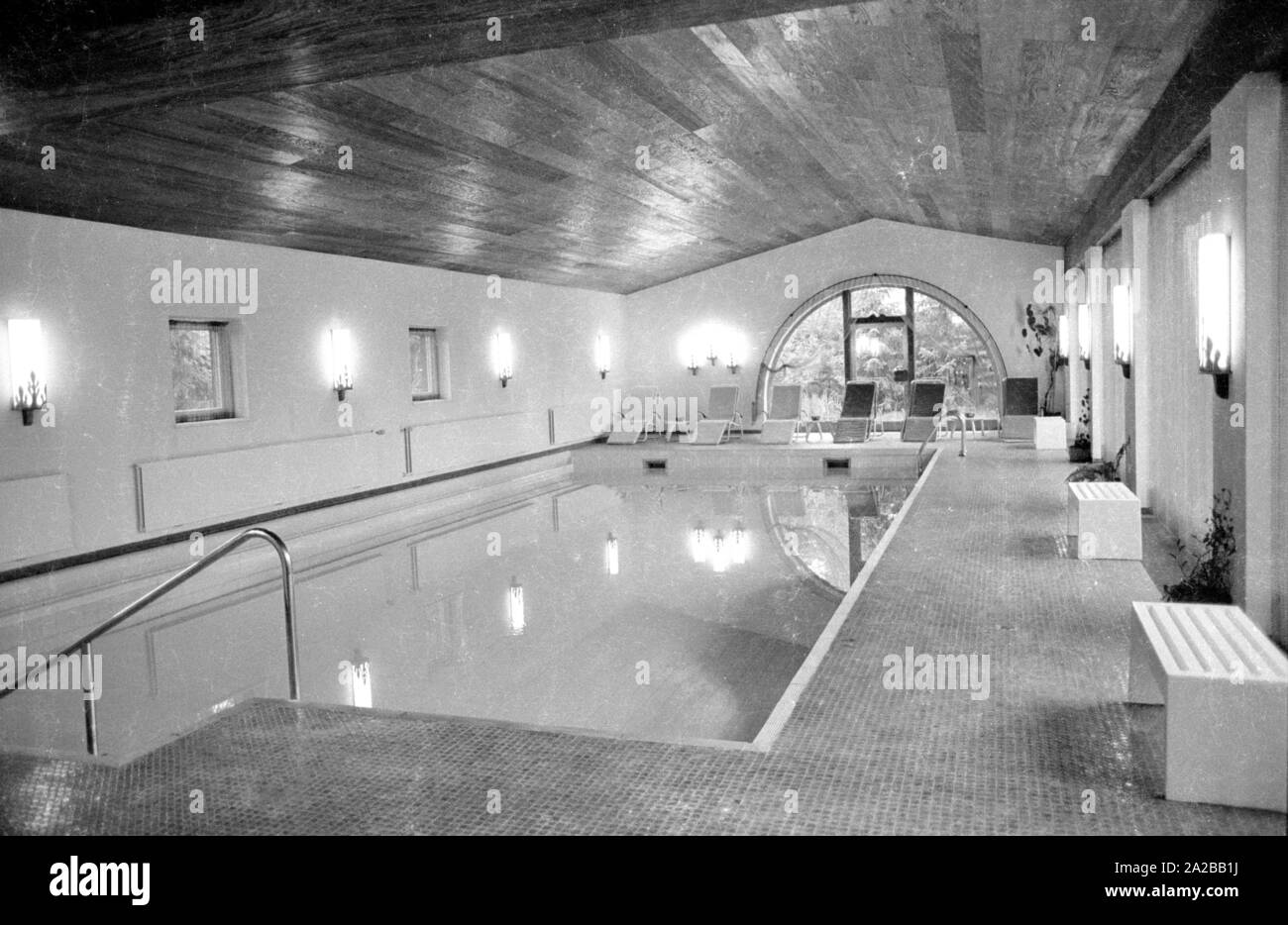 Pool at the hotel 1971 hi-res stock photography and images - Alamy