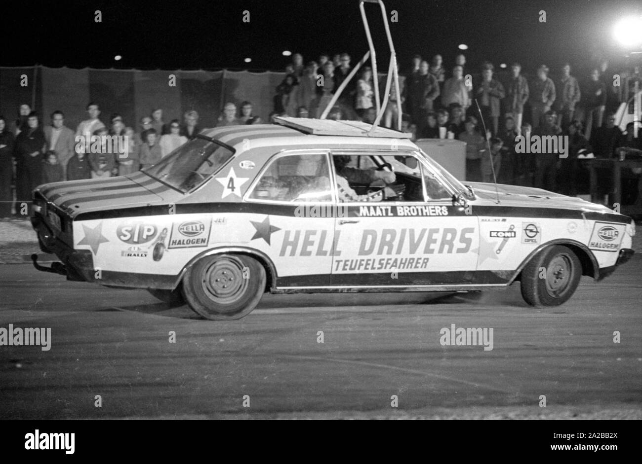 Show of the "Hell Drivers - Teufelsfahrer" in 1974, in which stuntmen total old cars and perform ...