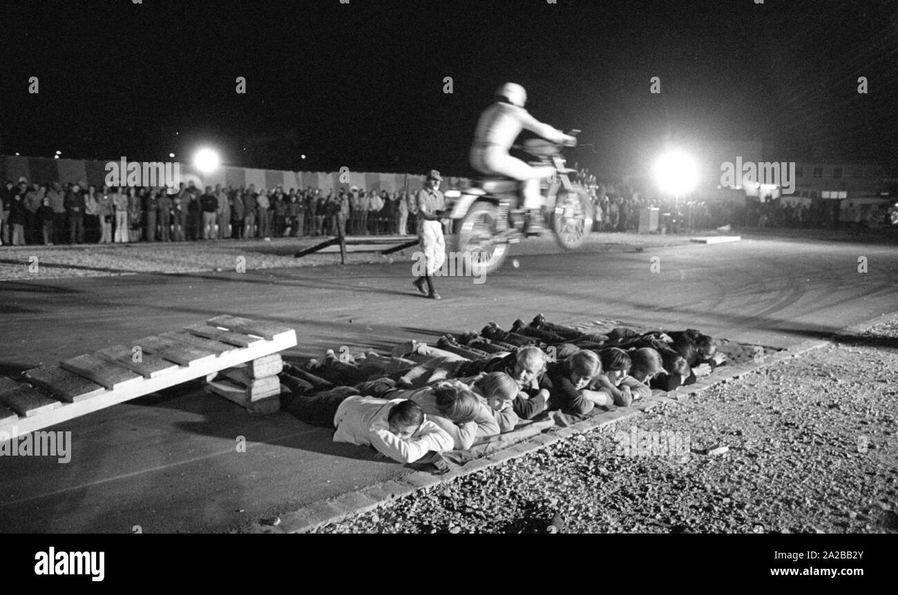 Show of the "Hell Drivers - Teufelsfahrer" in 1974, in which stuntmen ...