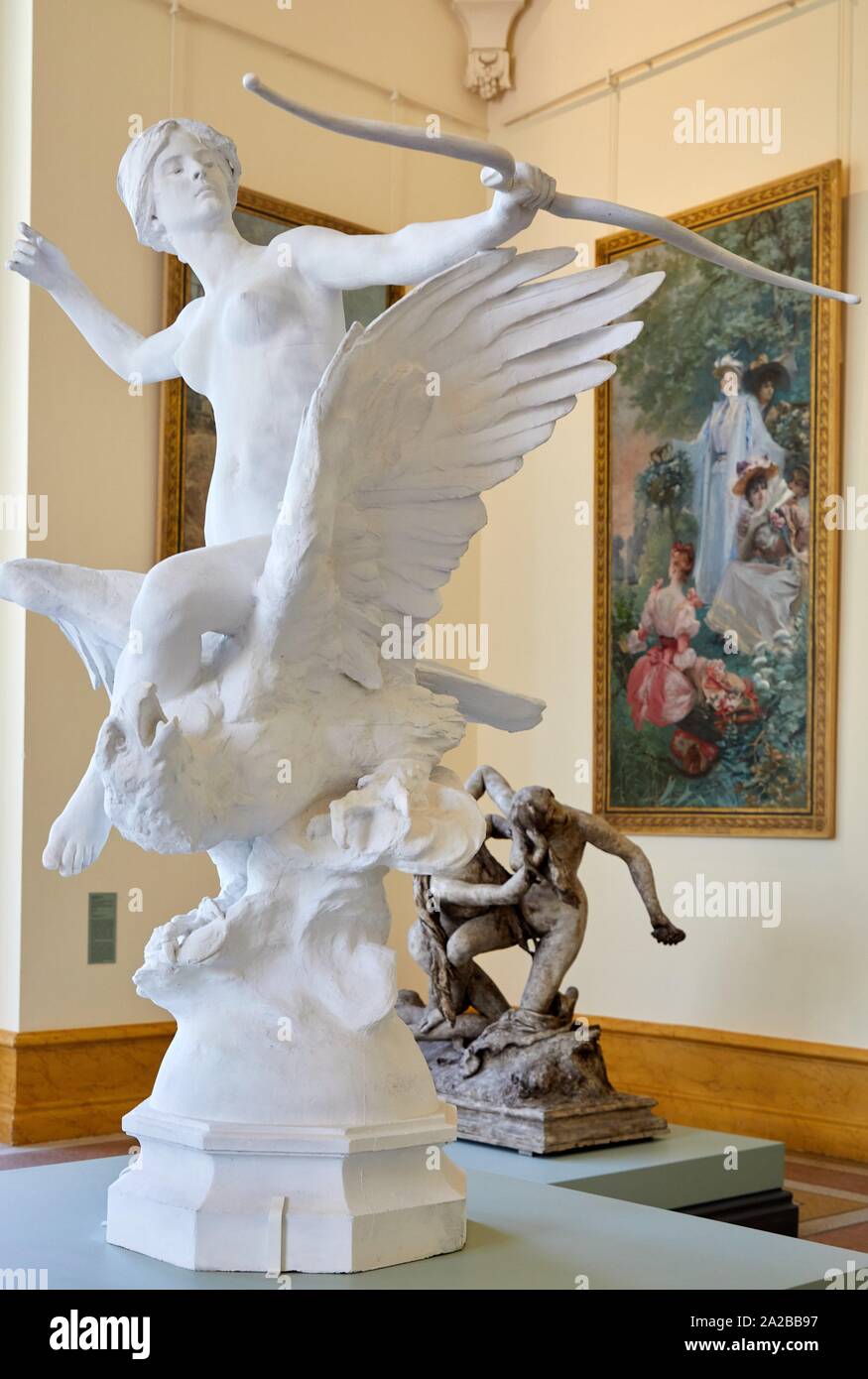 Sculpture of diana the huntress hi-res stock photography and images - Alamy