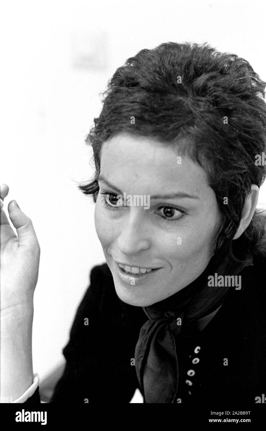 Photo shoot with a musician during an interview Stock Photo - Alamy