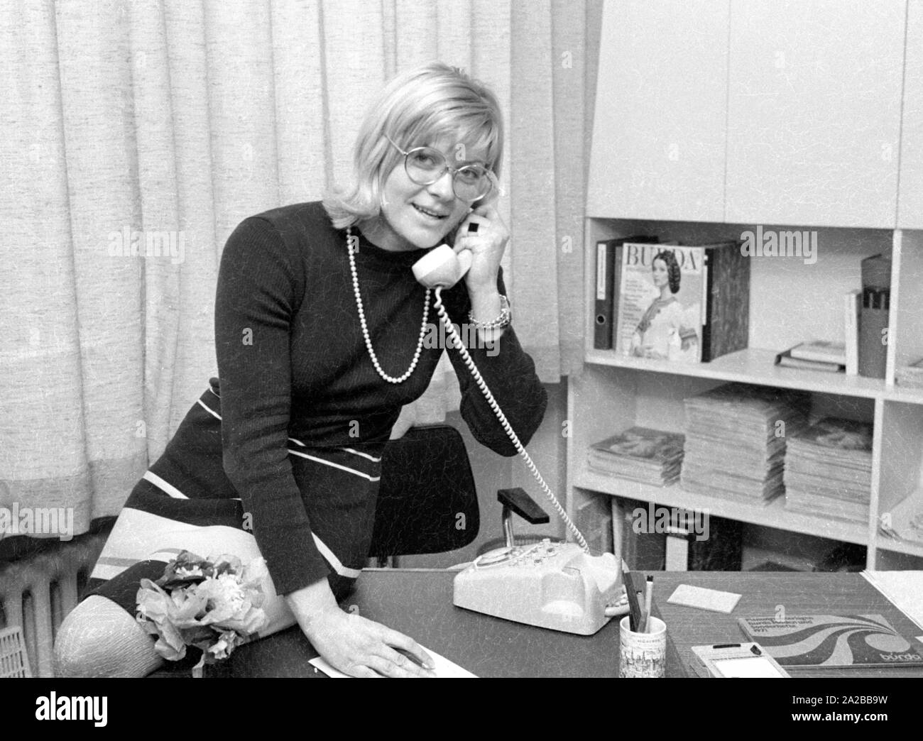 Employees conversation Black and White Stock Photos & Images - Alamy