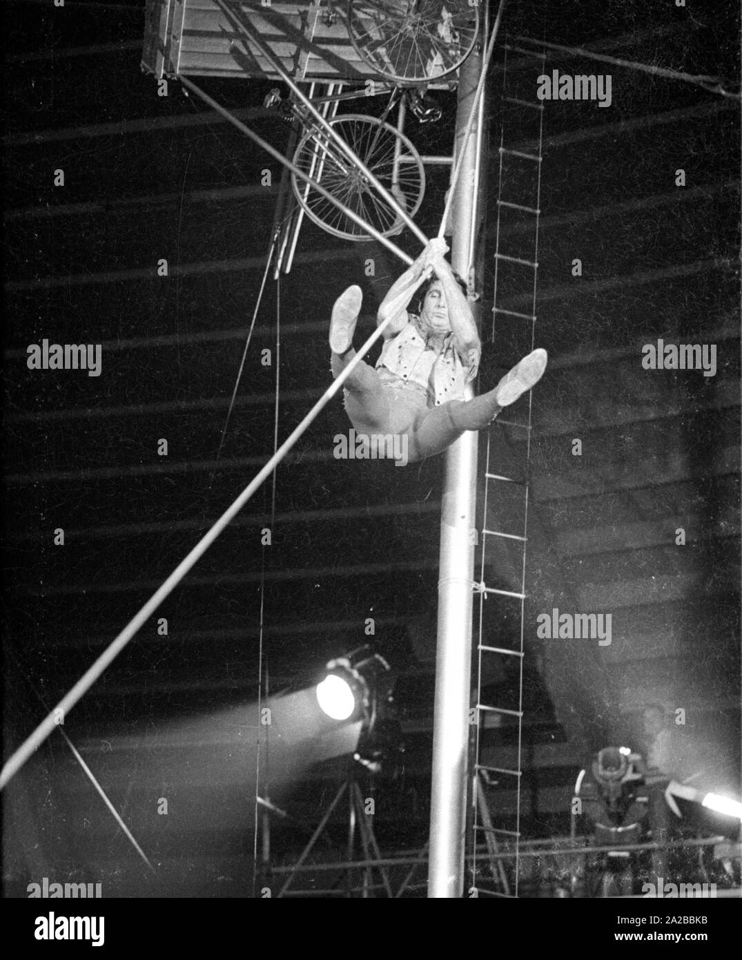 The Austrian pop singer and actor Freddy Quinn performs a tightrope act ...