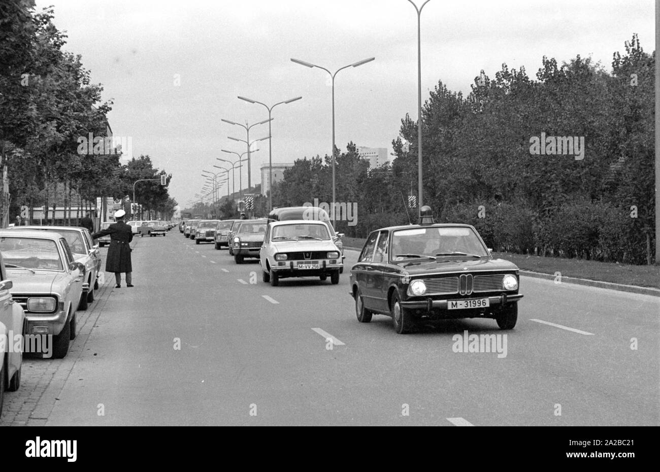 The hearse with police protection on the way to the Munich Nordfriedhof ...