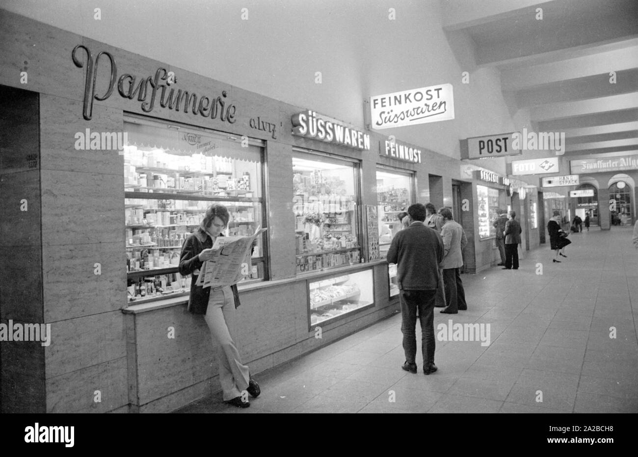 70s shops hi-res stock photography and images - Alamy