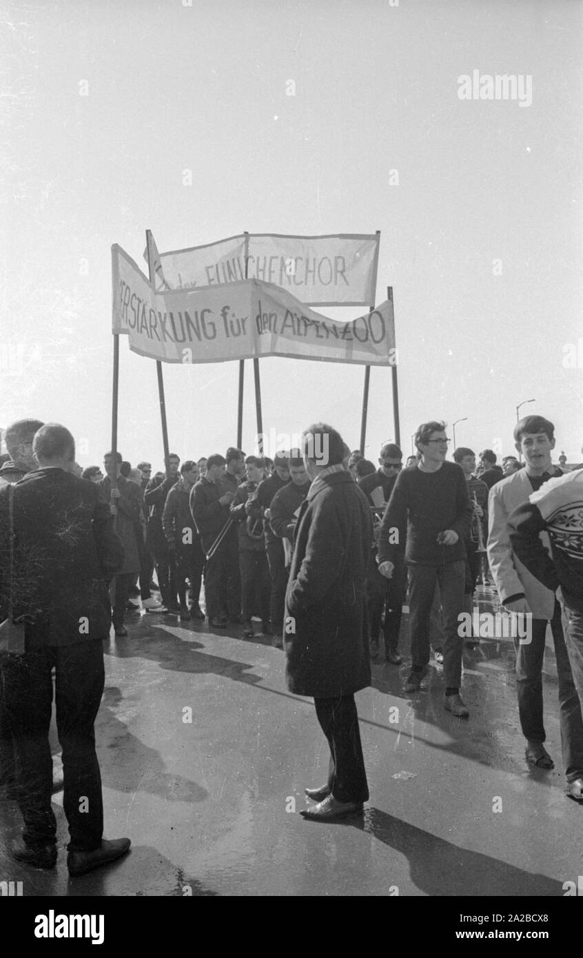 Beatles crowd 60s hi-res stock photography and images - Alamy